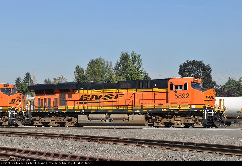 BNSF 5892